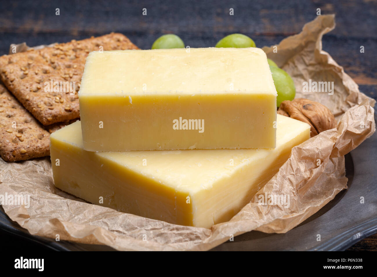 Bloc de fromage cheddar vieilli, le type le plus populaire de fromage ...