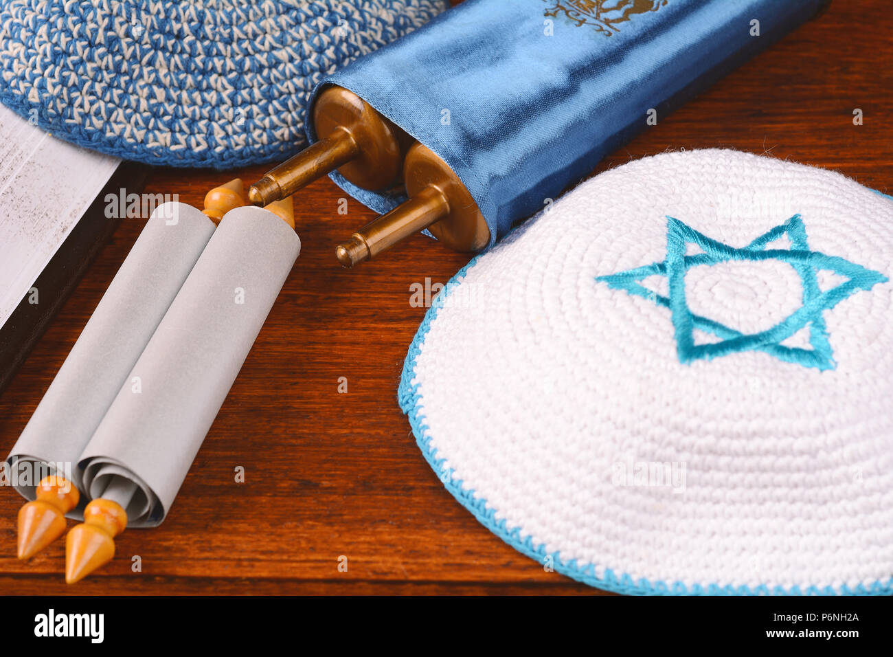 Torah avec kippa Banque de photographies et d’images à haute résolution ...