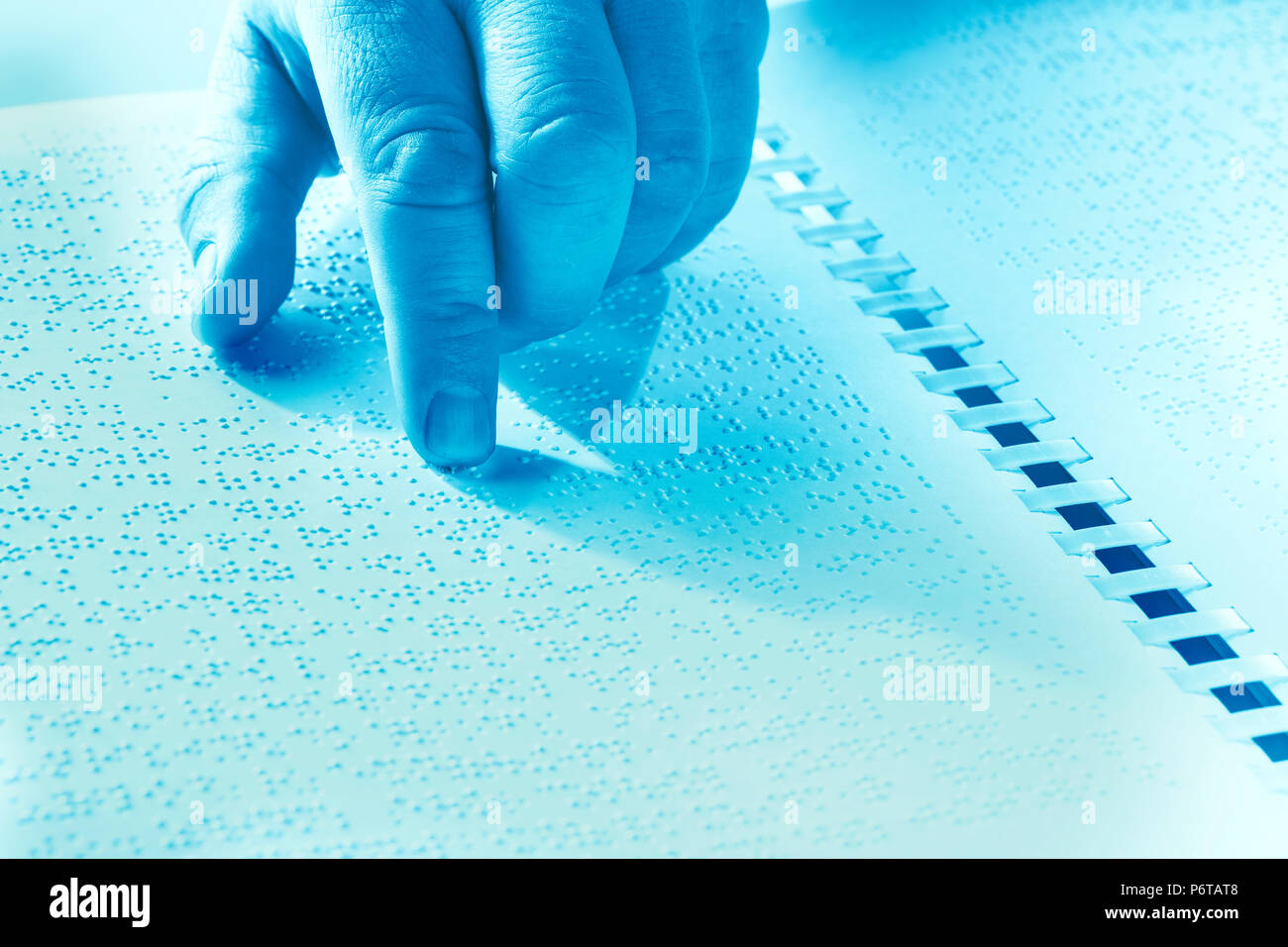 Les aveugles au braille et aux doigts lisent un livre en braille Banque ...
