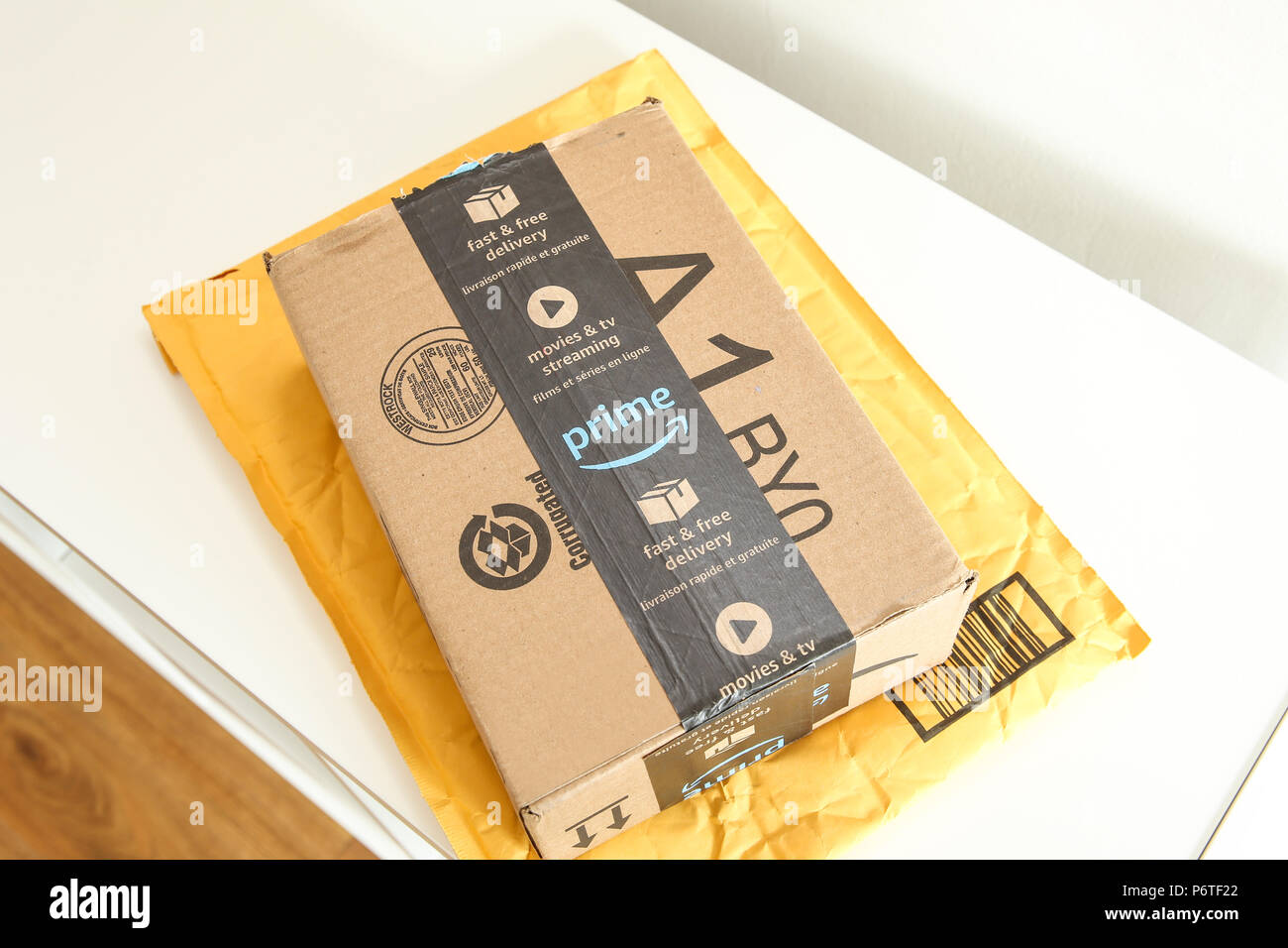 Amazon envelope Banque de photographies et d’images à haute résolution ...