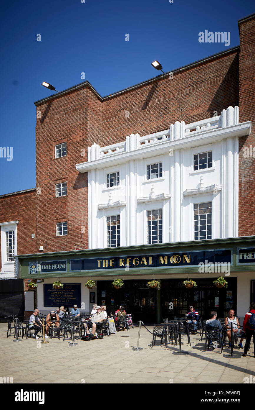 Le centre-ville de Rochdale Regal Lune, JD pub Weatherspoon,la crosse ...