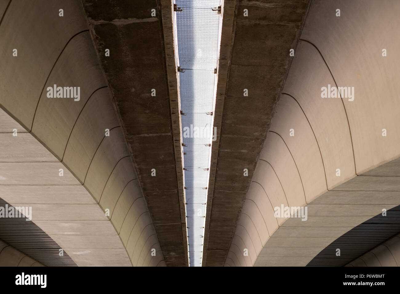 Poutres de pont moderne en béton avec des formes géométriques à Valence ...