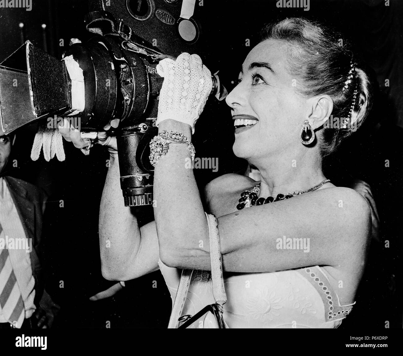 Joan crawford 1957 Banque de photographies et d’images à haute ...