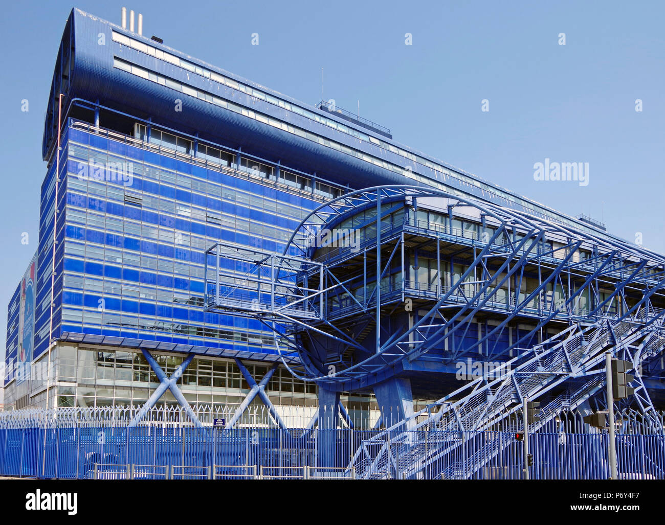 Massif bâtiment de couleur bleu foncé Banque de photographies et d ...