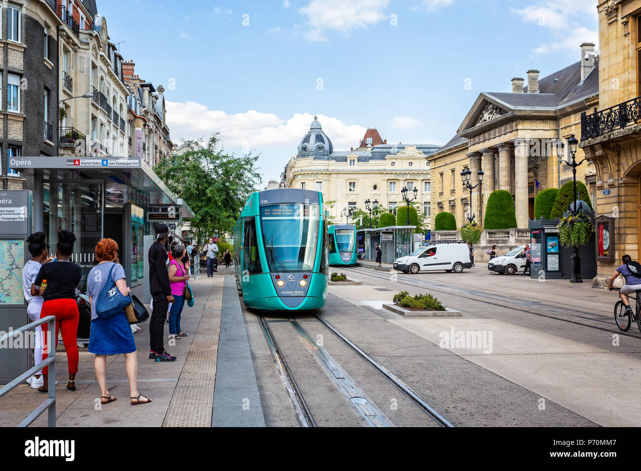 Reims tramway Banque de photographies et d’images à haute résolution ...