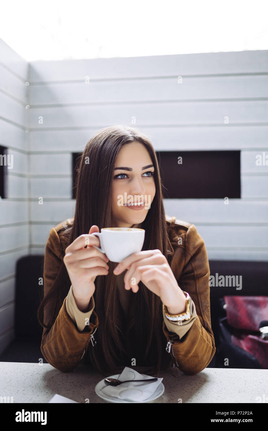 Jeune Femme Assise À La Table En Plein Air Banque Dimage Et Photos Alamy