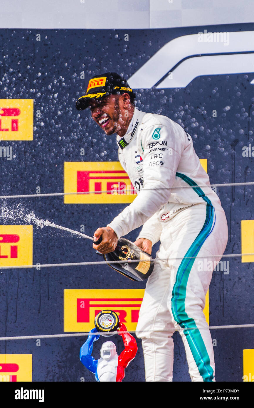 Pilote automobile Mercedes Lewis Hamilton célèbre la victoire lors de ...