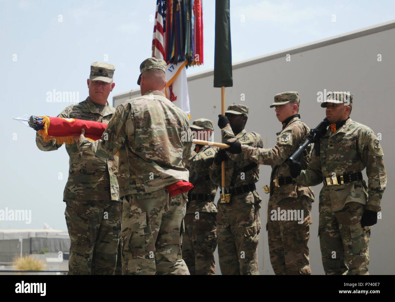 Lieutenant-colonel Bruce Bredlow commande et le Sgt. Le Major Neil ...