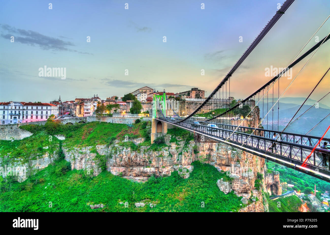 Pont à constantine la nuit Banque de photographies et d’images à haute ...