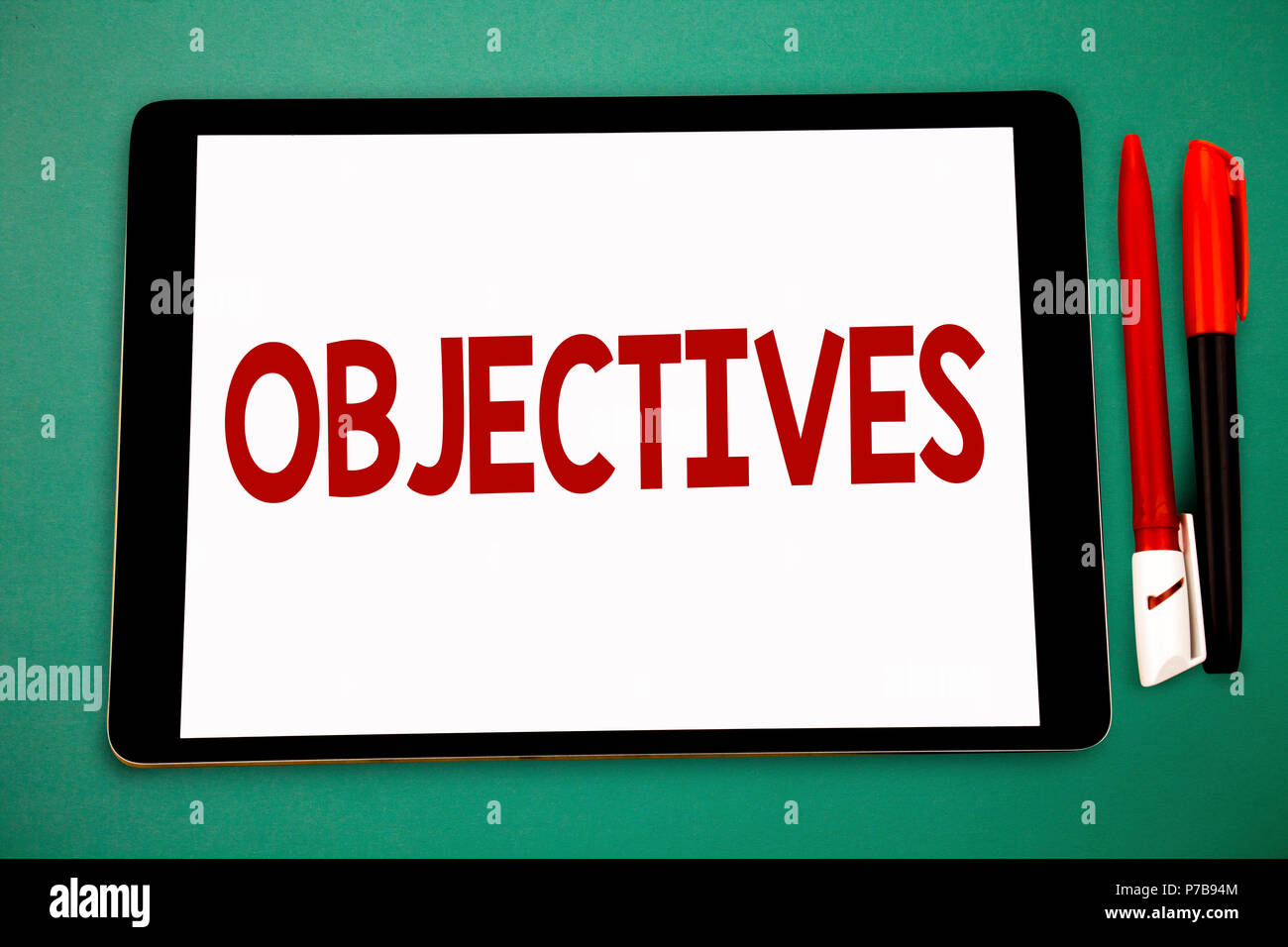 Main conceptuel écrit, indiquant les objectifs. Photo d'entreprise présentant les objectifs à ...