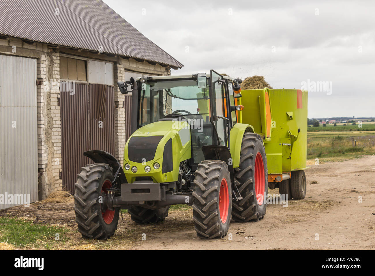 Machines et équipements agricoles.Le tracteur avec distributeur de ...