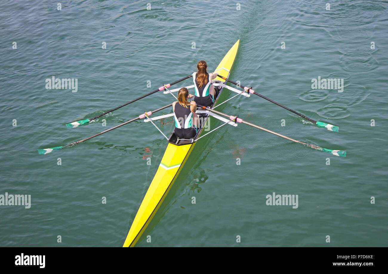 Deux jeunes femmes d'aviron Banque de photographies et d’images à haute ...