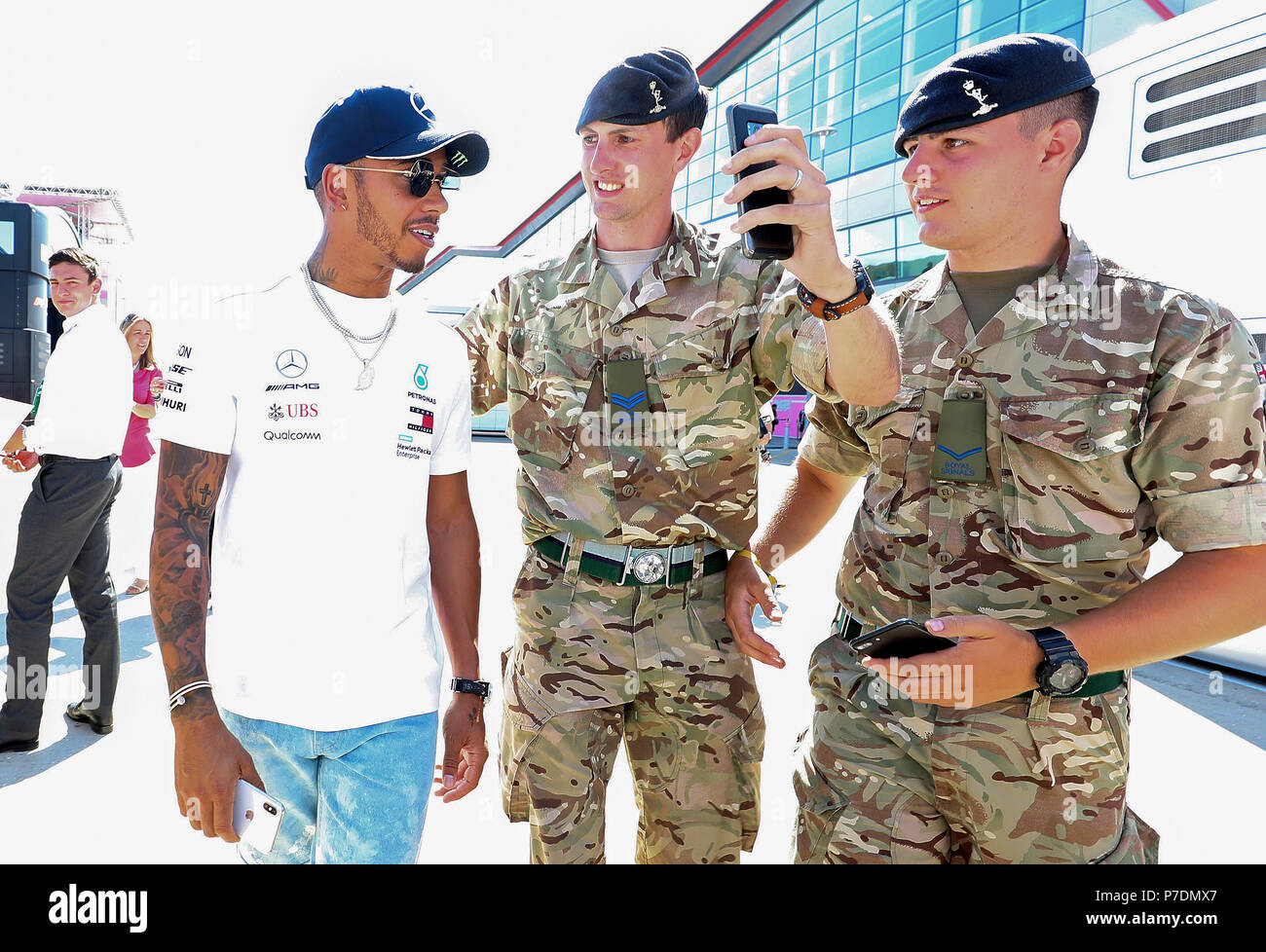 La Mercedes de Lewis Hamilton pose pour des photos dans le paddock du ...