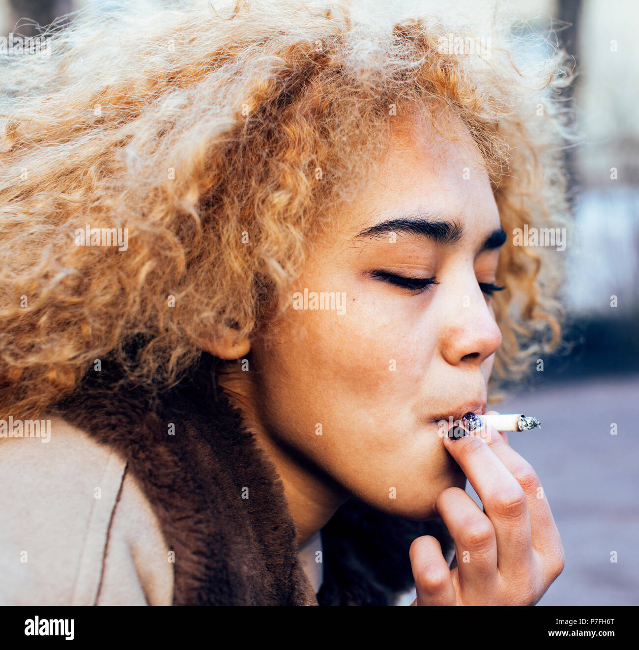 Teen girl smoking cigarette outside Banque de photographies et d’images ...
