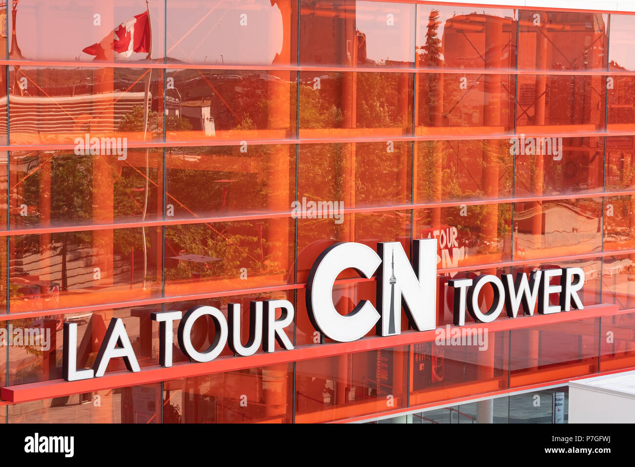 La Tour CN est un monument de Toronto a ouvert ses portes en 1976 et a ...