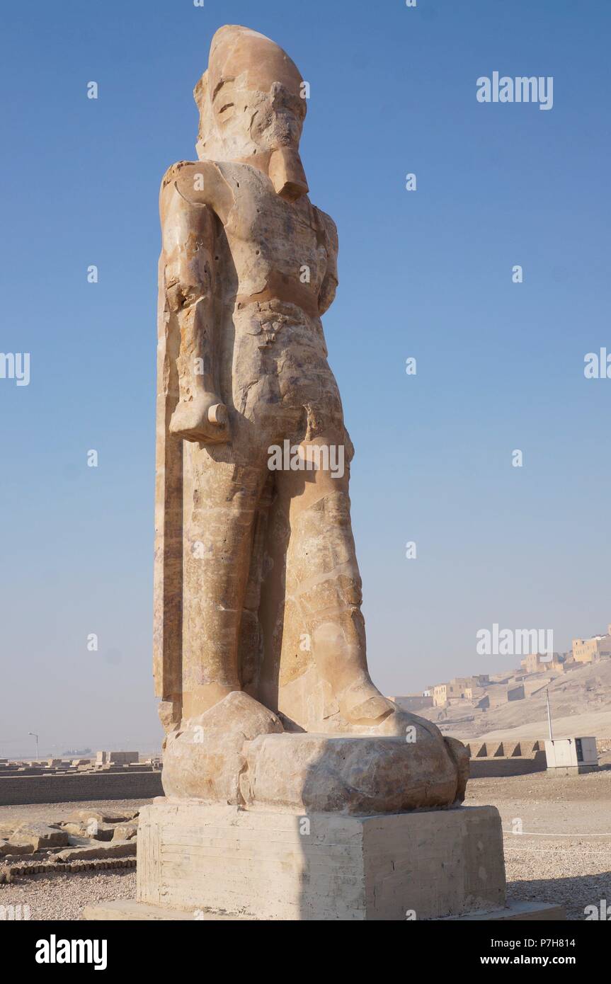 De Amenhoteph Colosos III (Amenofis III) flanquean erguidos sobre sus ...