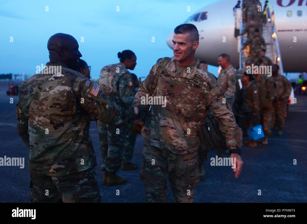 Le colonel Jeffrey Britton, commandant de la 3ème Division d'Infanterie ...