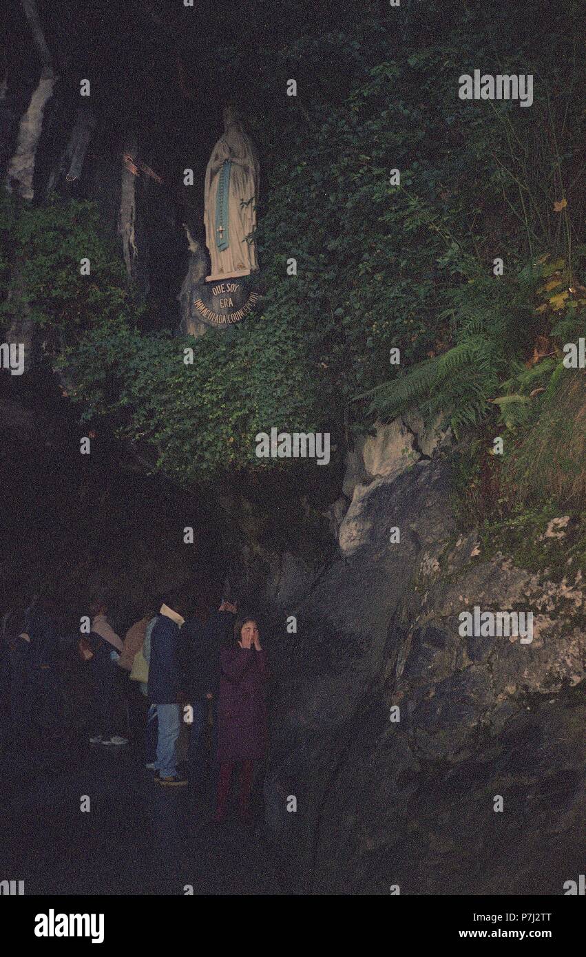 La STATUE DE LA VIERGE DE LOURDES EN LA GRUTA DE LAS APARICIONES ...