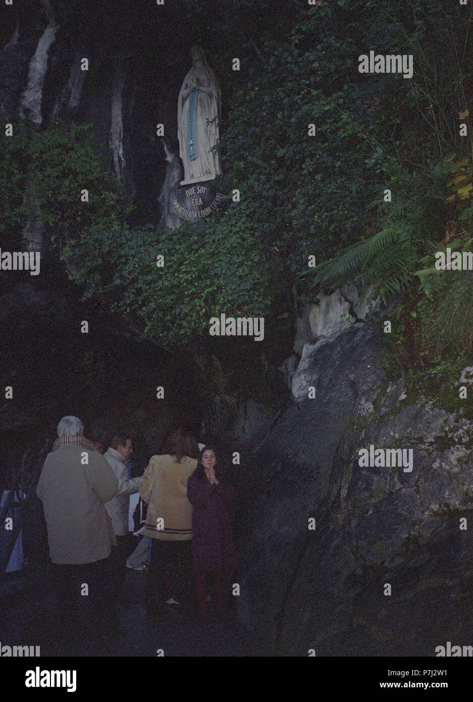 La STATUE DE LA VIERGE DE LOURDES EN LA GRUTA DE LAS APARICIONES ...