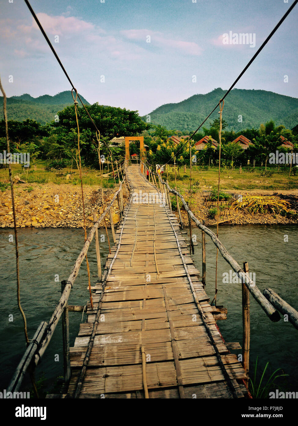 Wooden bamboo suspension bridge Banque de photographies et d’images à ...