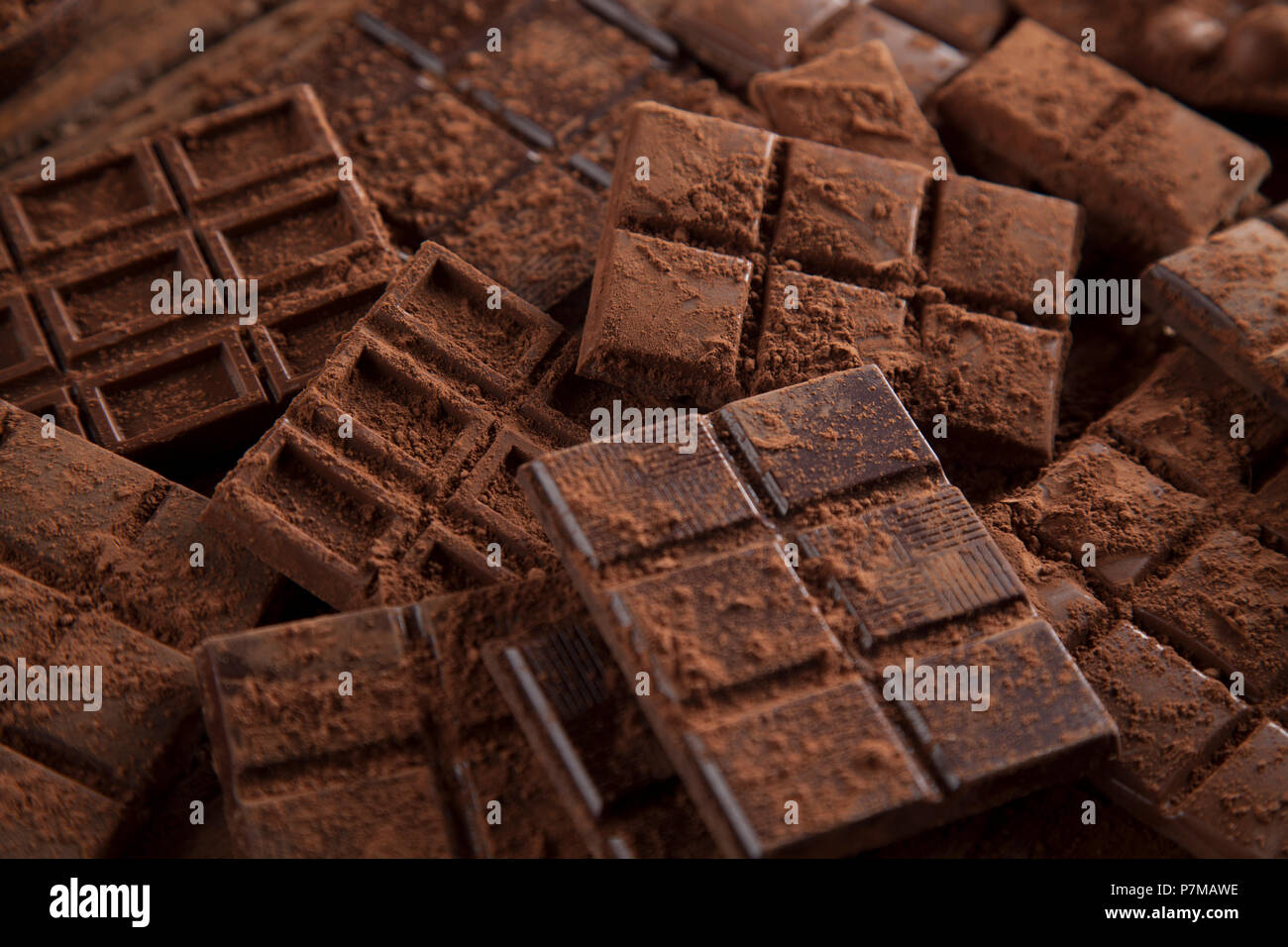 Barres au chocolat maison sombre et cabosse sur sol en bois Photo Stock ...