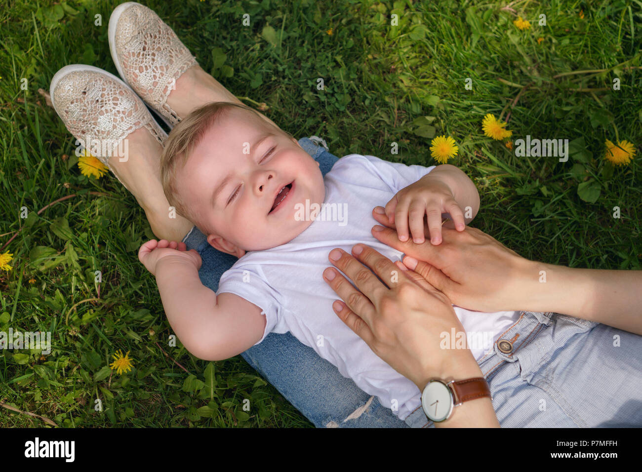 La famille. Fils et de la mère à l'extérieur. Petit garçon ferma les ...
