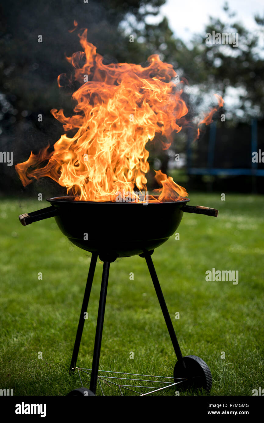 Concept de cuisson d'été, barbecue, feu arrière-plan Photo Stock - Alamy