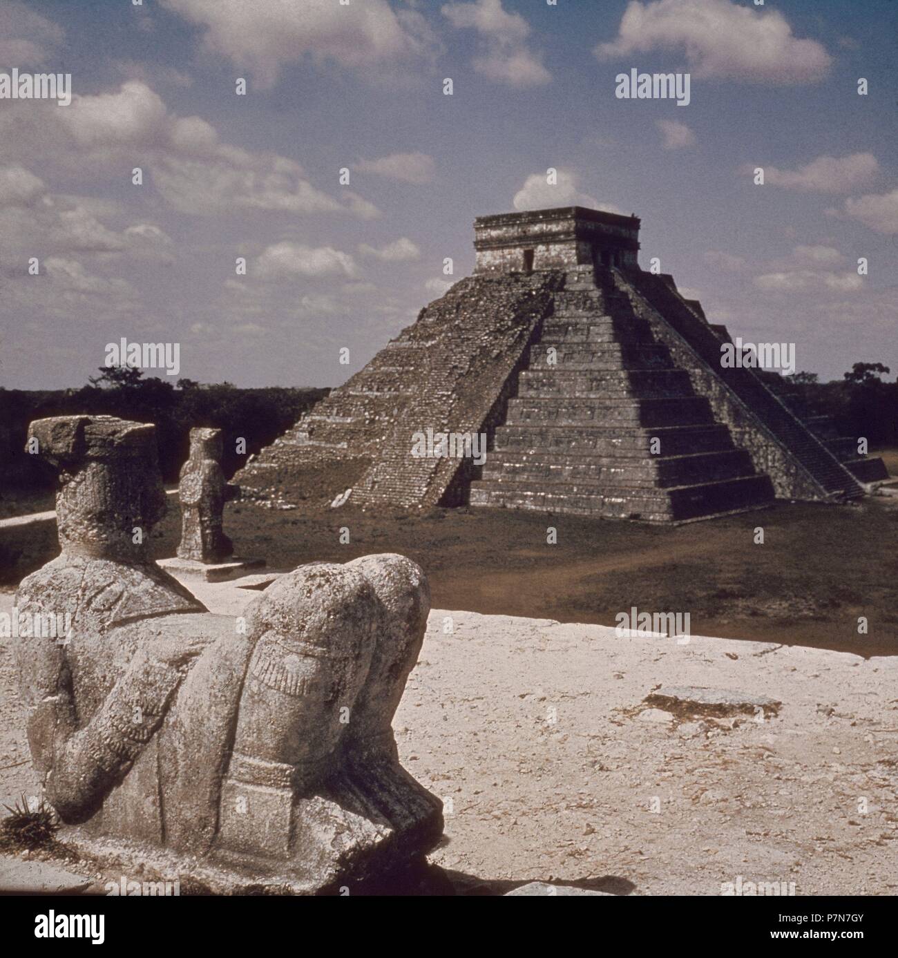 CHAC-MOOL CON LA PYRAMIDE DE Chichen Itza CORONADA POR EL TEMPLO DE ...