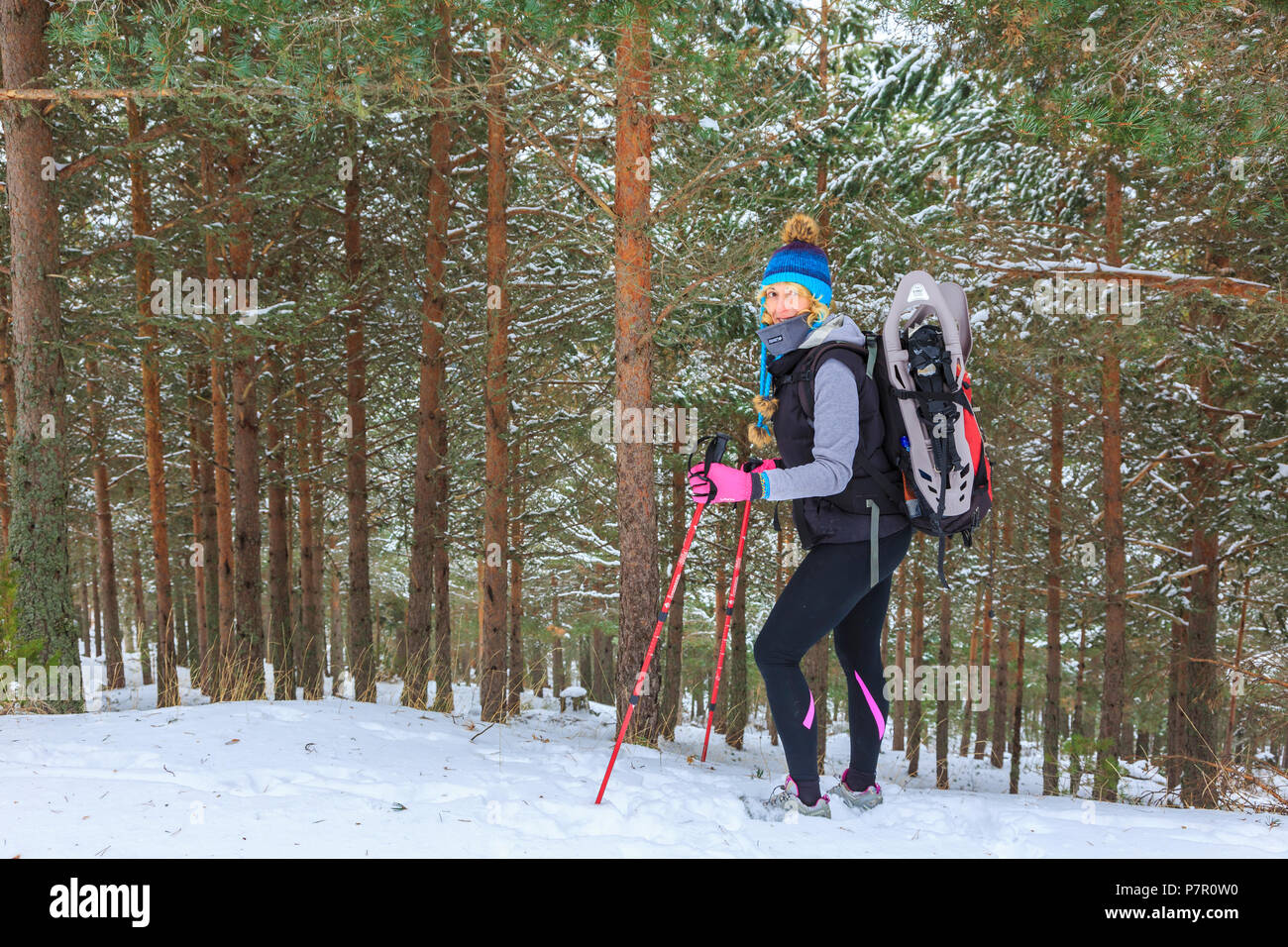 Femme enveloppée dans le froid Banque de photographies et d’images à ...