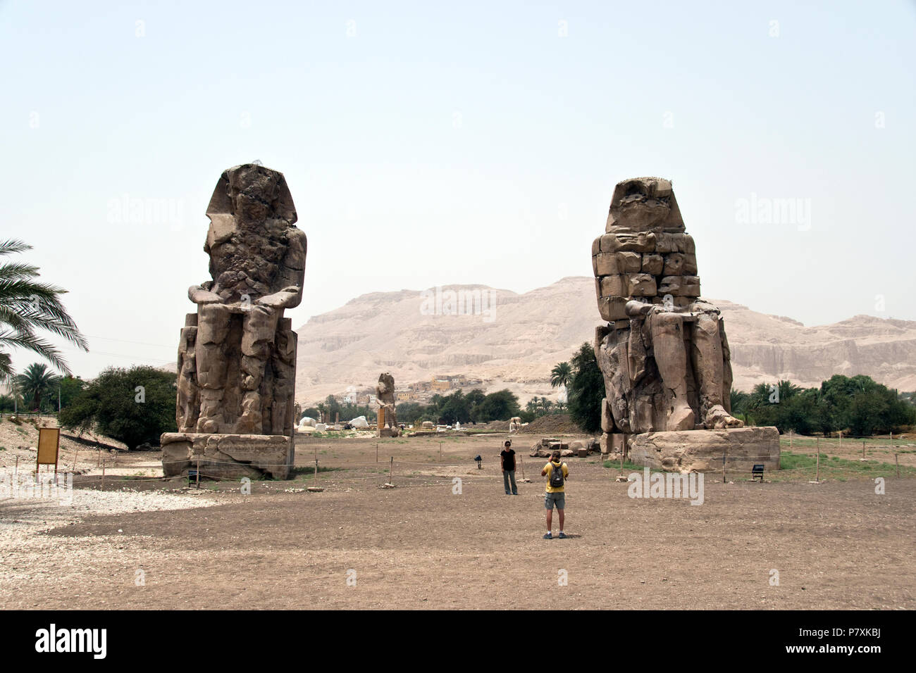 Touristes prennent des photos à les colosses de Memnon, deux énormes ...