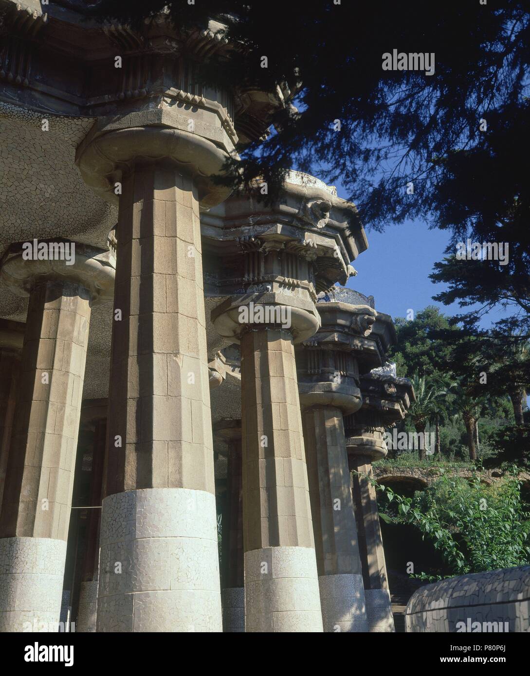 COLUMNAS Y EL AMANECER DE LA GRAN PLAZA. Auteur : Antoni Gaudí (1852 ...