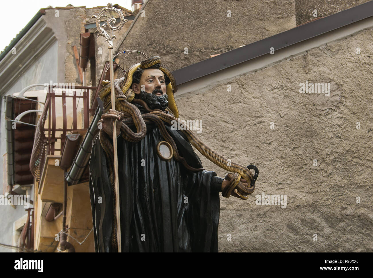 La statue de Saint Dominique avec des serpents pour les Serpari fête ...