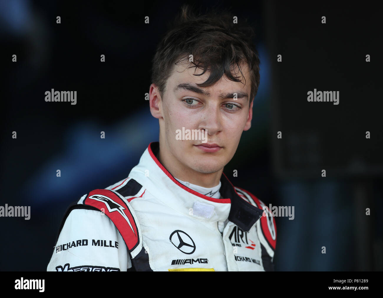 Pilote de f2 george russell silverstone circuit Banque de photographies ...