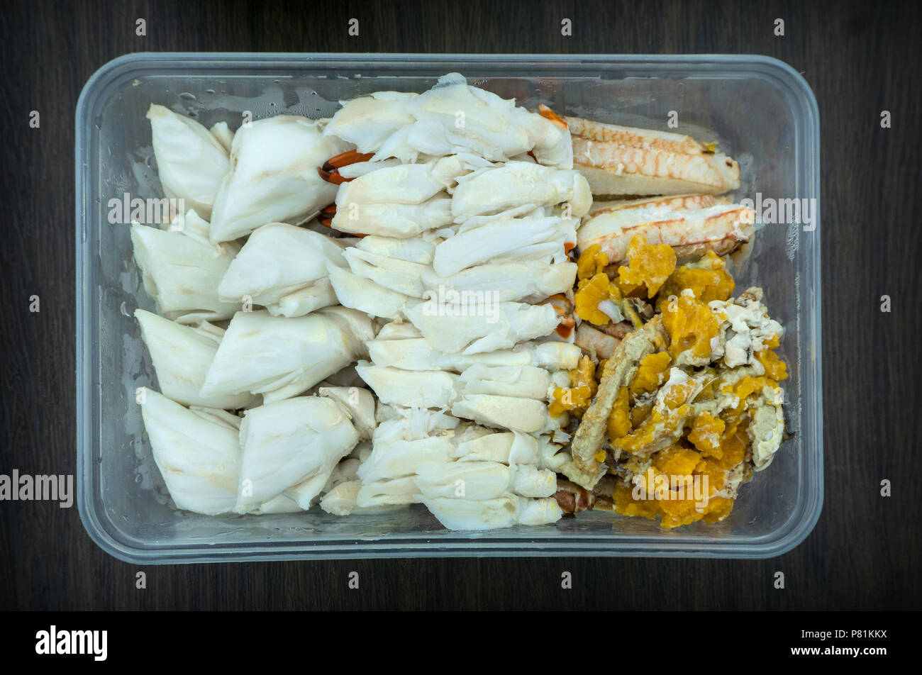 Crabe rouge à la vapeur avec sauce épicée dans un style Thaï de fruits ...