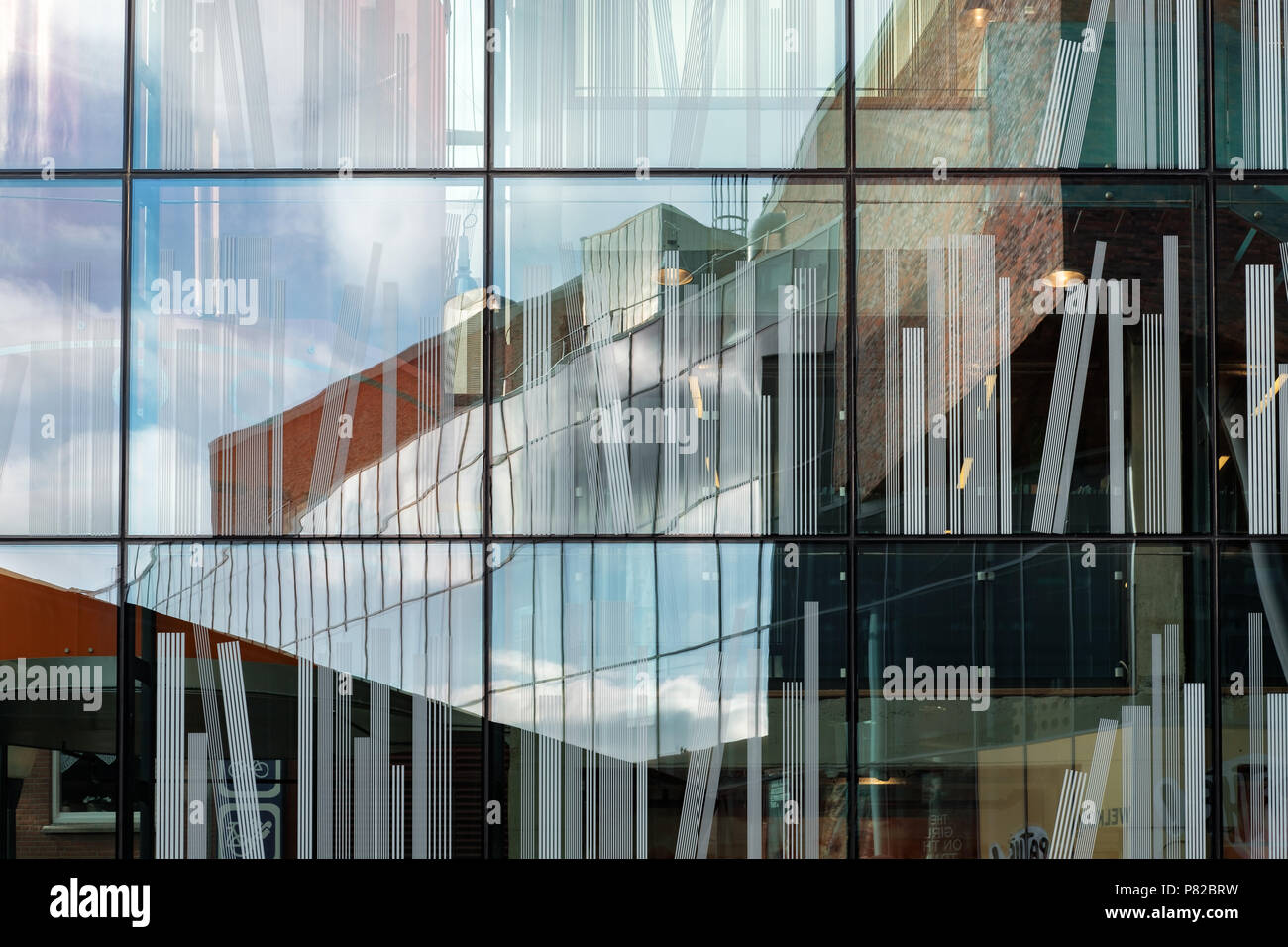 Reflets dans les vitres Banque de photographies et d’images à haute ...