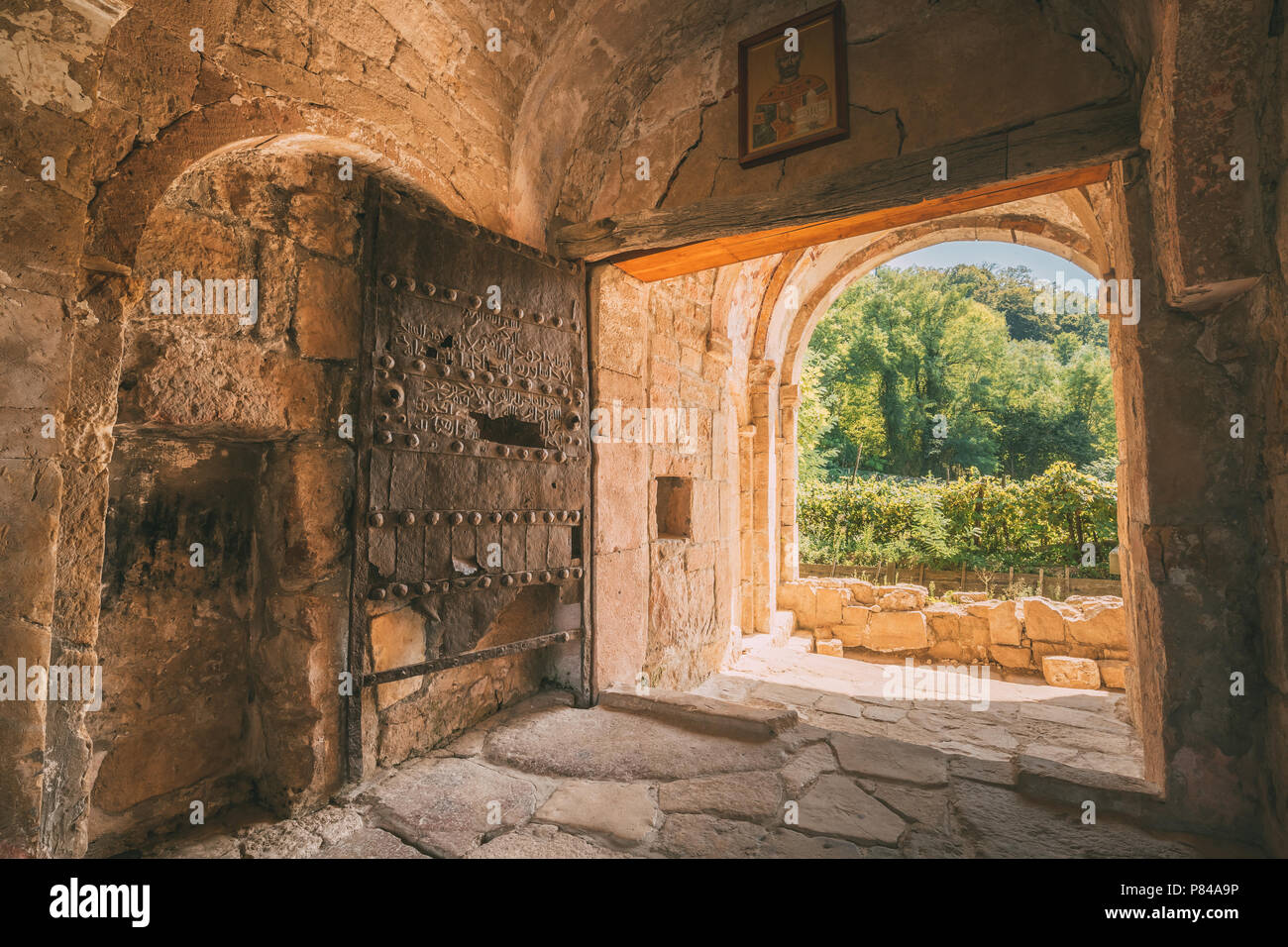 Kutaisi, Géorgie. Porte en fer de l'entrée principale de la ville sur ...