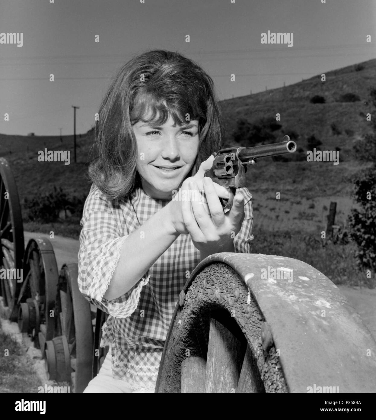 Young woman aiming revolver Banque d'images noir et blanc - Alamy