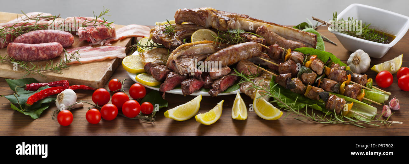 Assiette de grillades de viandes mixtes Banque de photographies et d ...