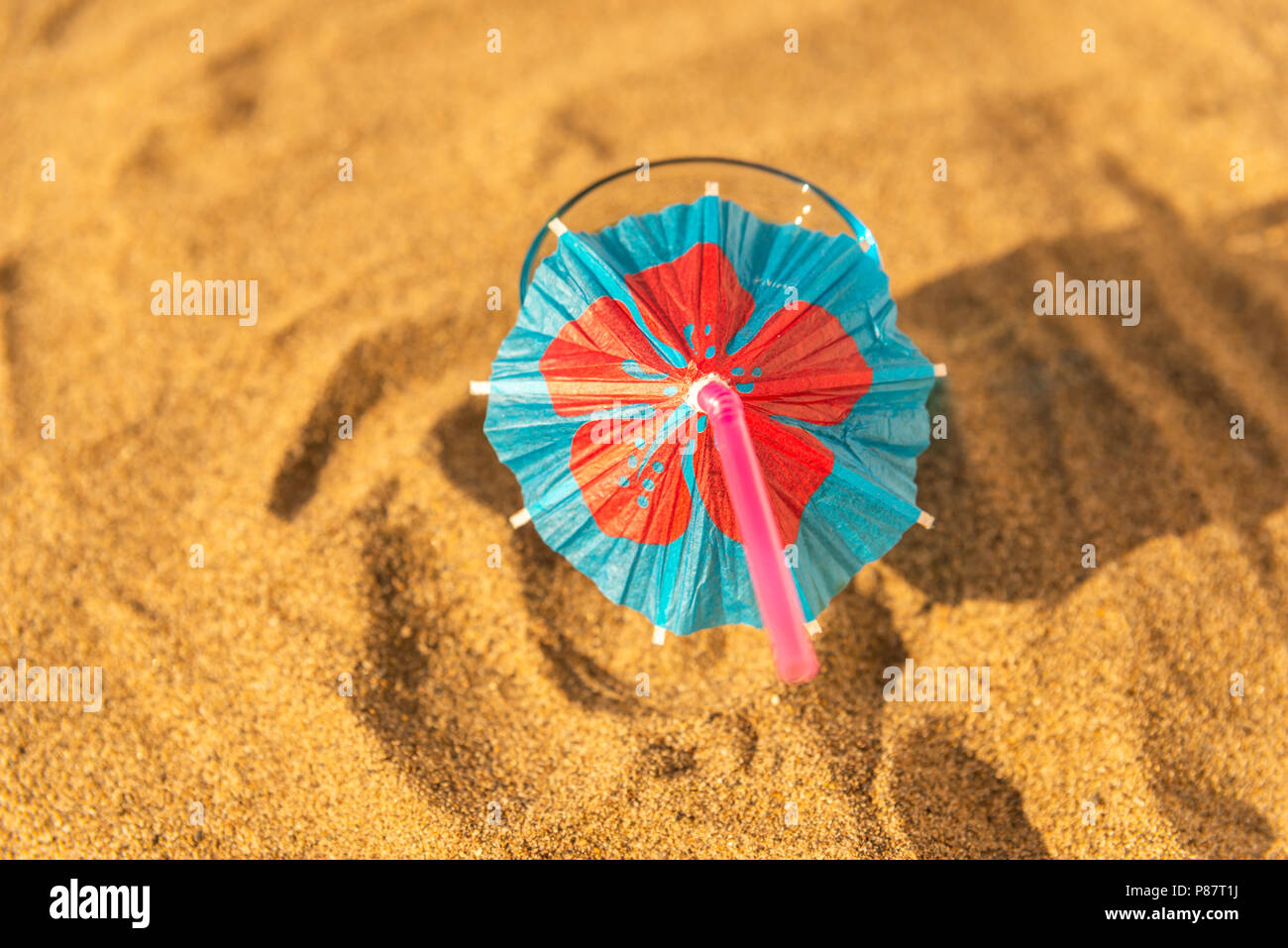 Photos colorées des boissons sur une plage de sable fin avec parasols ...