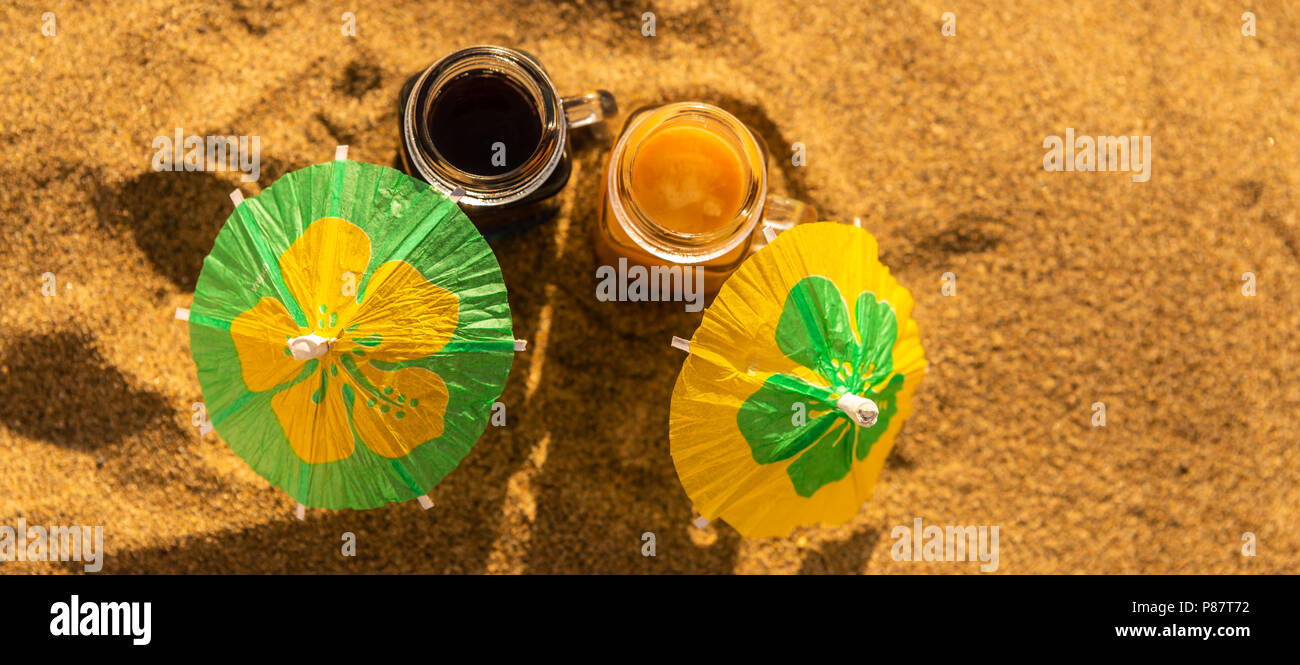 Photos colorées des boissons sur une plage de sable fin avec parasols ...