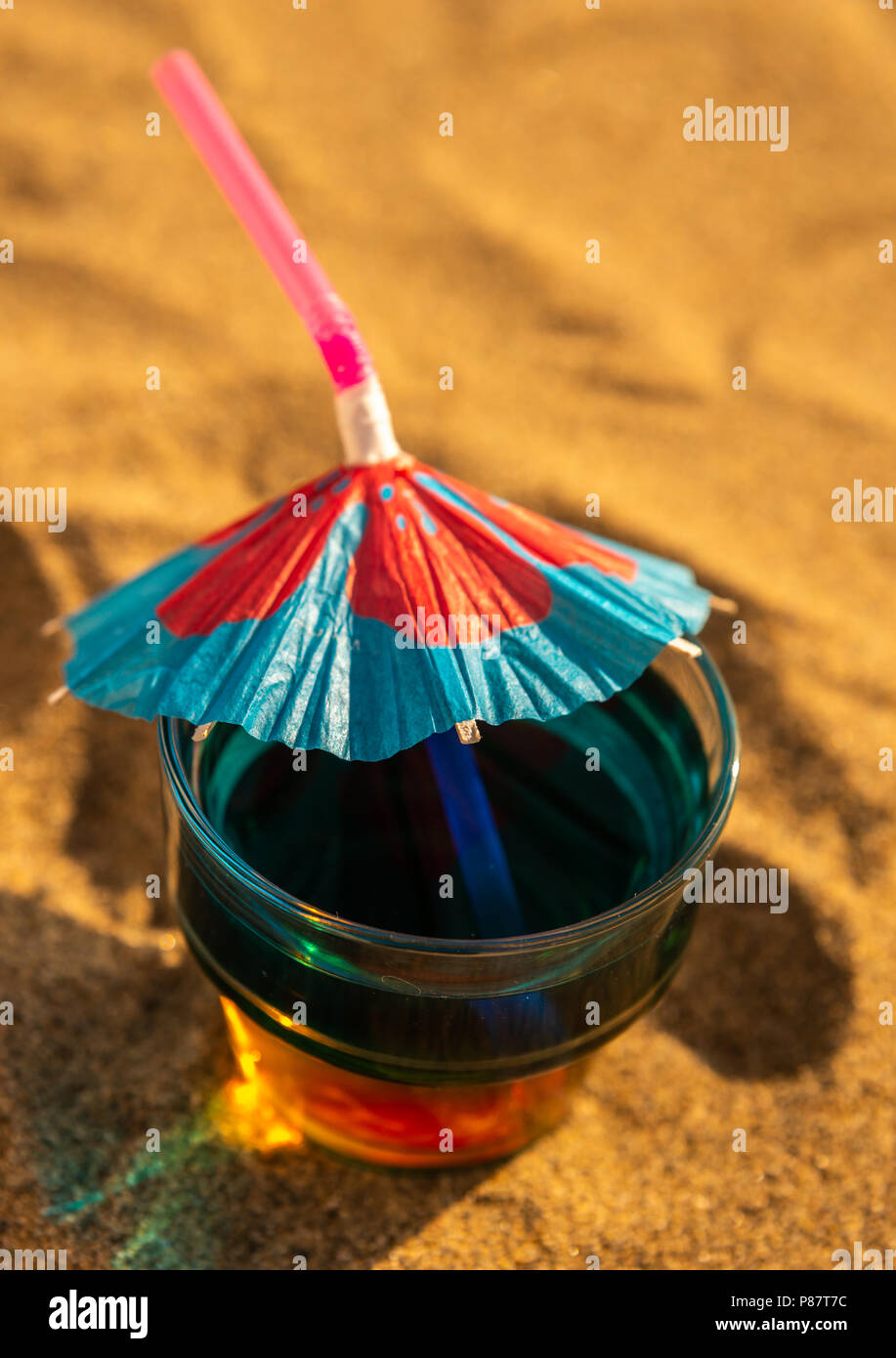 Photos colorées des boissons sur une plage de sable fin avec parasols ...