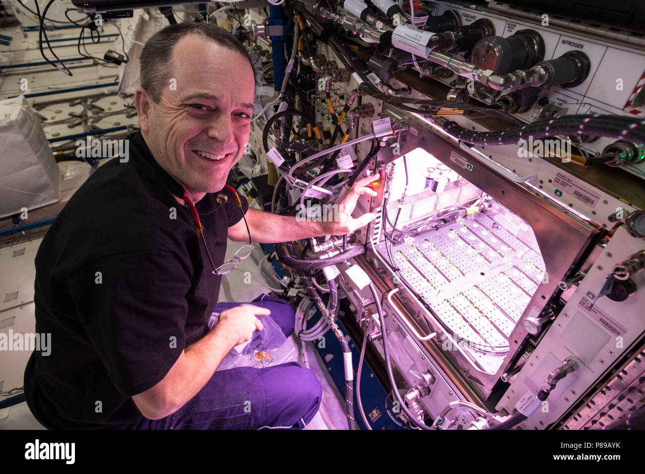 L'astronaute de la NASA Ricky Arnold à l'intérieur du module ...