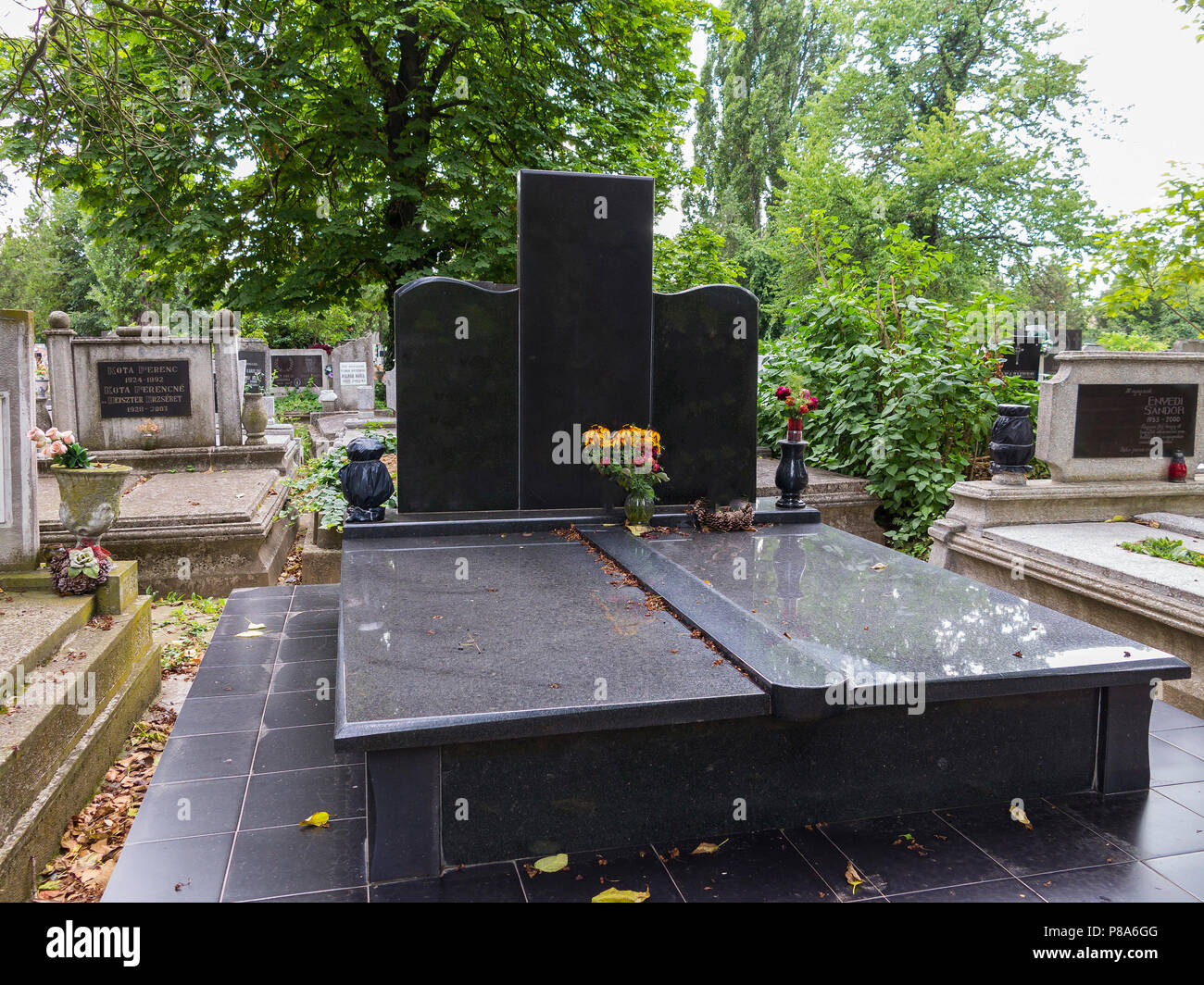Grande plaque de marbre noir pierre tombale dans le cimetière avec un ...