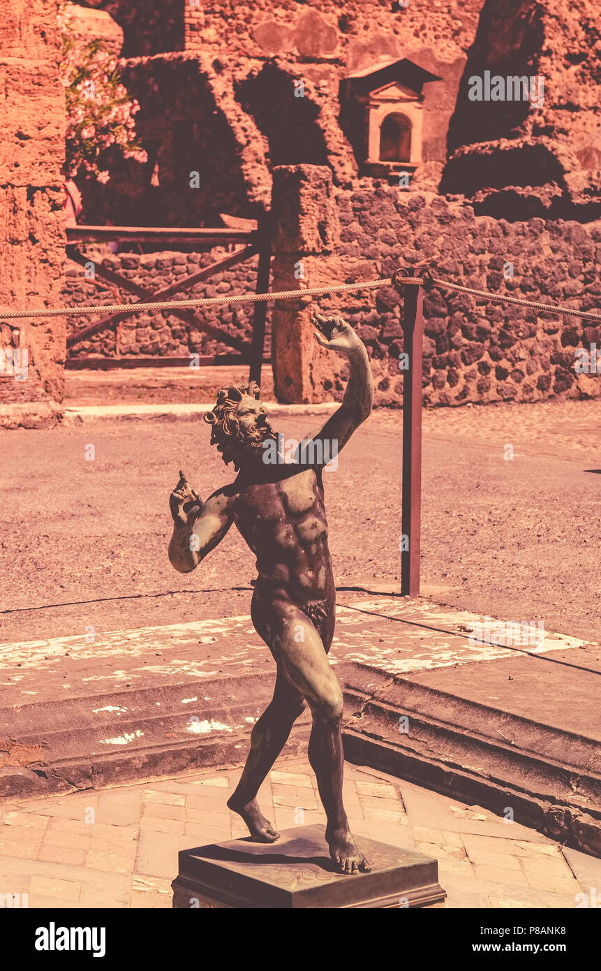 La statue en bronze du Faune ou satyre dansant. Pompéi Photo Stock - Alamy