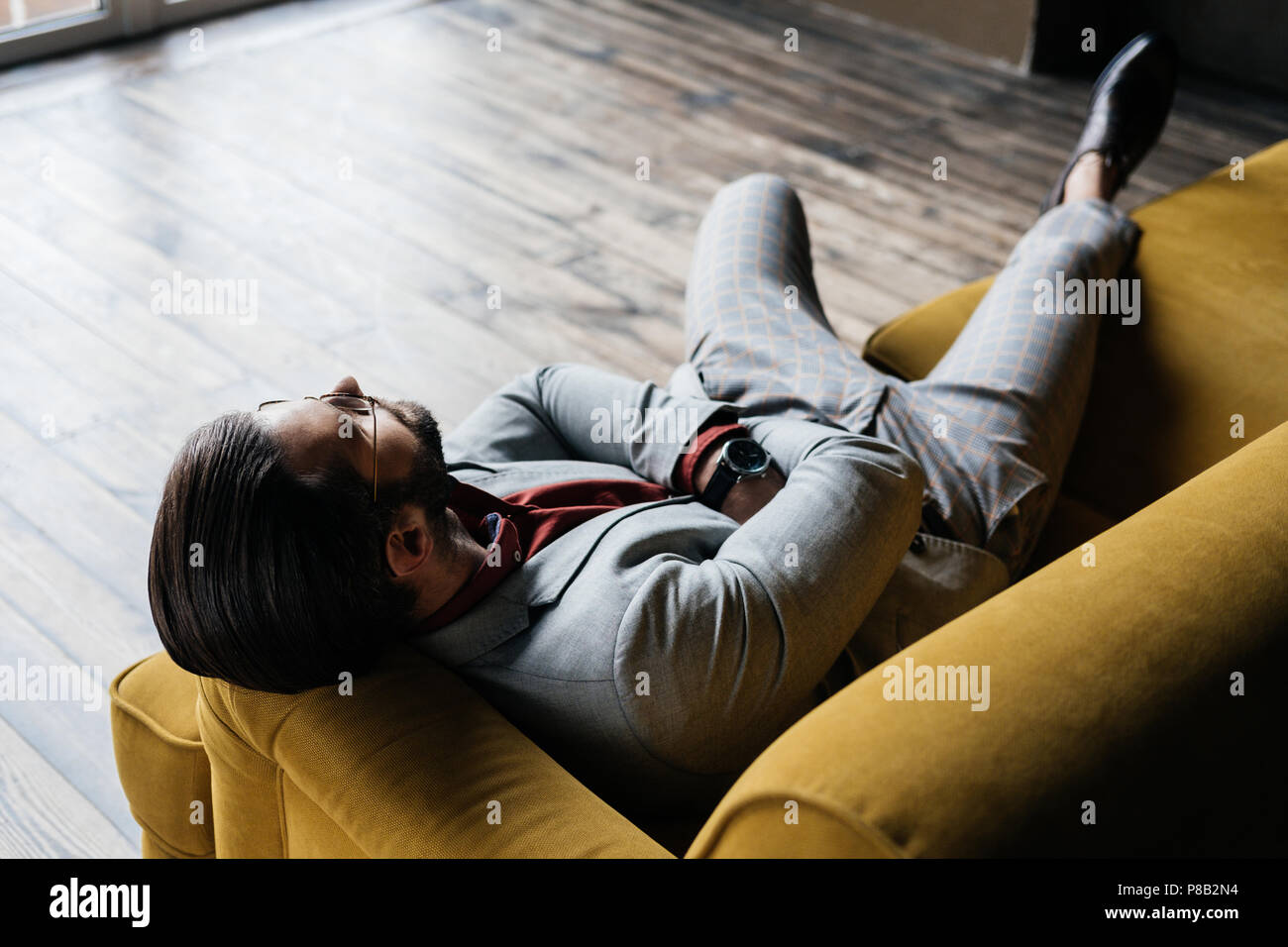 Bel homme solitaire Banque de photographies et d’images à haute ...