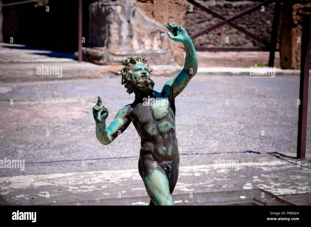 La statue en bronze du Faune ou satyre dansant. Pompéi Photo Stock - Alamy