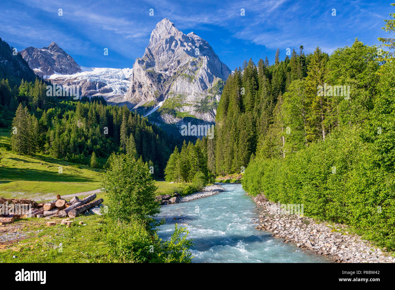 Rivière, au pied du Mont Wellhorn, Rosenlaui, Oberland Bernois, Suisse ...