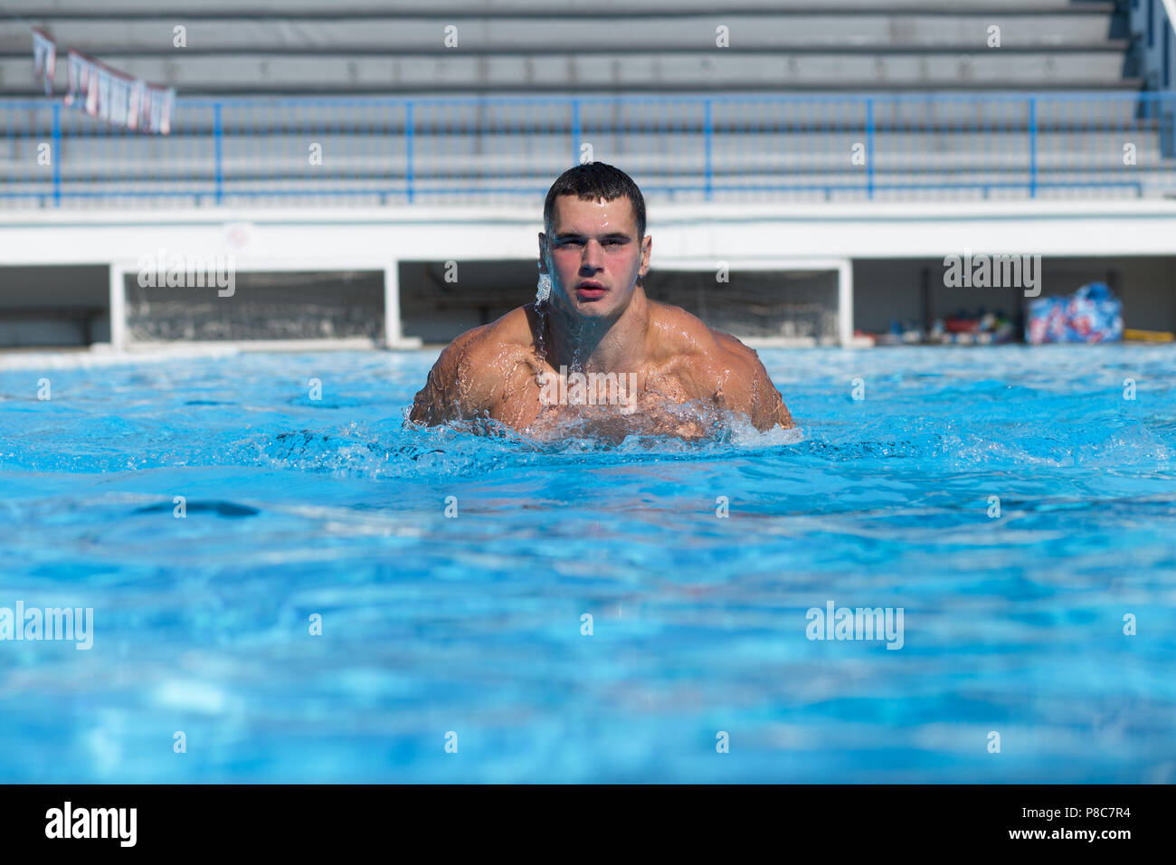 Jeune homme qui nage Banque de photographies et d’images à haute ...