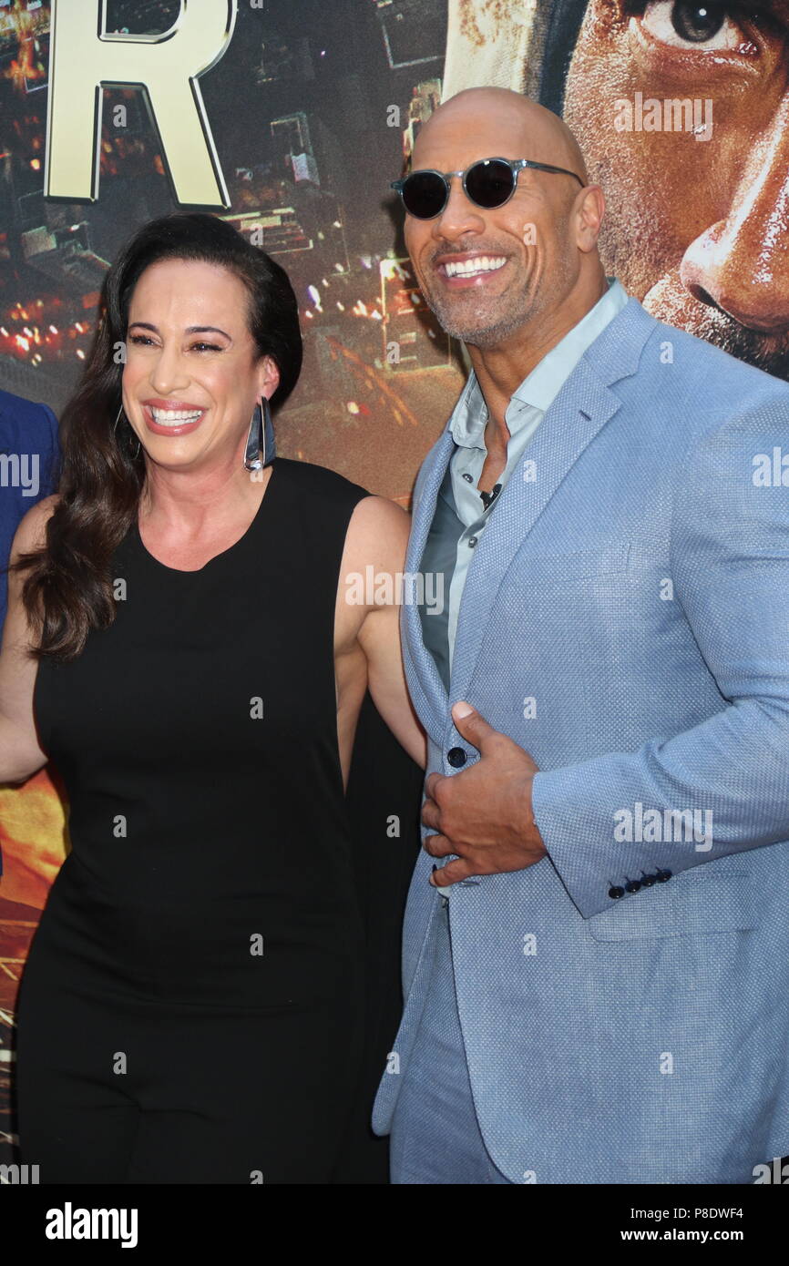 Bruce Willis And Dwayne Johnson At The Premiere Of Paramount Pictures ...