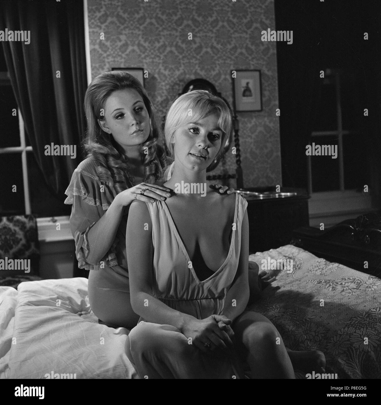 Lust for a vampire 1971 suzanna leigh Banque d'images noir et blanc - Alamy